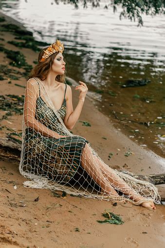 젊은 아름다운 인어 여자가 가까이 바닷물에 서있다 코스프레 인어 여자 인어에 대한 스톡 사진 및 기타 이미지 여자 인어 관능 꼬리 Istock