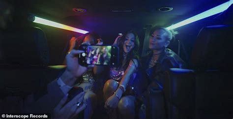 Selena Gomez enloquece a sus fans mientras regresa a la música con su nueva canción Single Poco ...