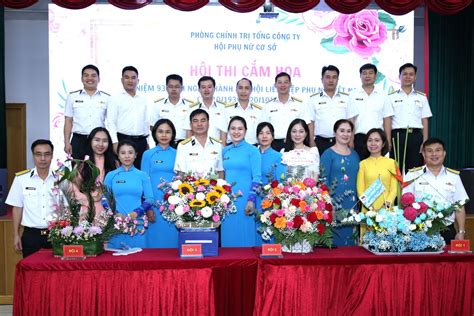 Phụ nữ Phòng Chính trị Tổng công ty Tân Cảng Sài Gòn thi cắm hoa nghệ