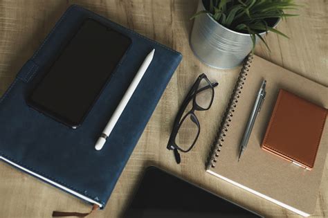 직장 데스크톱 홈 오피스 테이블 노트북 유리 문서 태블릿 명함 지갑 계산기 펜 책 커피의 상단보기 비즈니스 배경 조직 지갑 개인 장식품에 대한 스톡 사진 및 기타 이미지