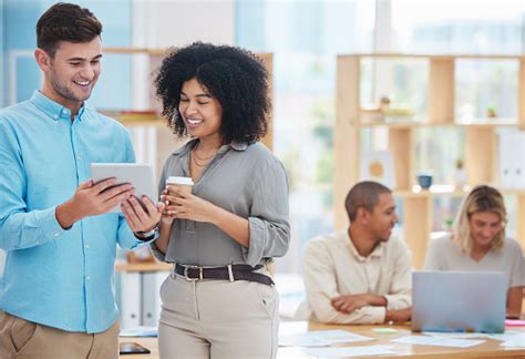 사무실에서 이야기하고 태블릿을 읽는 비즈니스 남성과 여성과의 공동 작업 회의 또는 팀워크 이것이 우리의 비전이며 이제 미래 성장