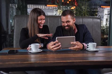 레스토랑에서 회의에 아이디어를 공유 하는 비즈니스 파트너 2명에 대한 스톡 사진 및 기타 이미지 2명 경영자 기업 재무와 산업 Istock