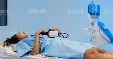 스캔하기 전에 Mri 스캐너에 누워있는 여성 50 54세에 대한 스톡 사진 및 기타 이미지 50 54세 Mri 스캐너 Mri 스캔 Istock