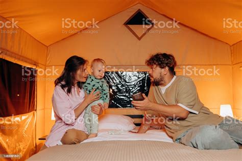 사랑스러운 아기가 노는 행복한 가족과 함께 여름 저녁에 침대에 누워 아늑한 글램핑을 하며 함께 시간을 보내세요 야외 레크리에이션 및 레크리에이션을 위한 고급 캠핑 텐트 35
