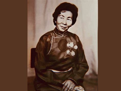 Дархан аварга Ж Мөнхбат агсны хөшөөг урласан Ж Түмэнчулуунаар Ардын жүжигчин Г Түмэндэмбэрэл