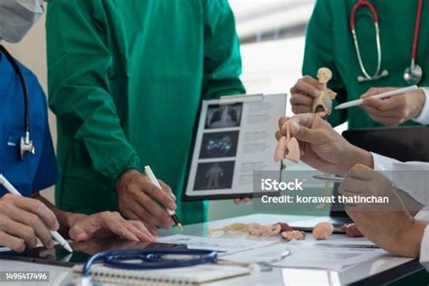 의료진은 흰 가운을 입은 외과 의사와 수술팀을 만나 성공적인 의료 건강 치료를 기록한 환자 상태에 대해 논의합니다 의료 팀과 함께 일하는 개념 간호사에 대한 스톡 사진 및
