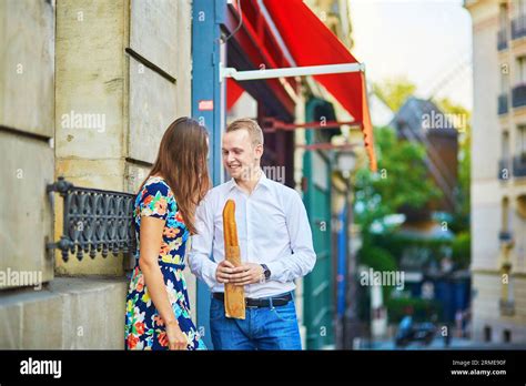 jeune couple romantique ayant une date dans une rue de montmartre à