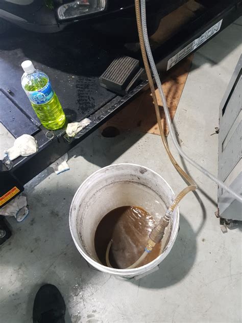 그랜저tg 부동액교환주기 놓쳐서 벌어지는 상황들 본넷에서 김서리가 모랑모랑 피어오를때 온도게이지 상승할때 라지에타교환 냉각수장비순환식교환 네이버 블로그