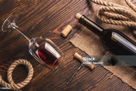 유리컵 와인 병 와인따개 및 가지를 삼베 재질로 목재 배경 가득 찬에 대한 스톡 사진 및 기타 이미지 가득 찬 갈색 고풍스런 Istock