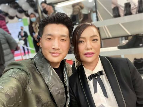 Загвар зохион бүтээгч Д Отгонжаргал нөхөртөө аз жаргал хүсэв ТАС МН