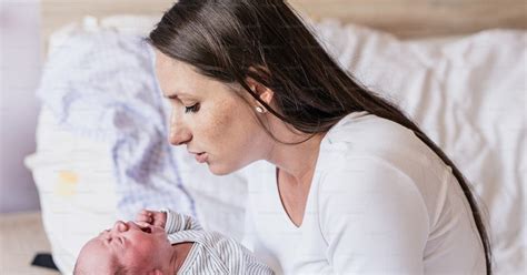 갓 태어난 아기 아들과 함께 침실에 있는 침대에 앉아 있는 아름다운 젊은 어머니 사진 Unsplash의 어머니와 아들 이미지