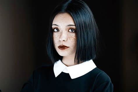 배경 화면 얼굴 여자들 모델 초상화 뷰어를보고 검은 옷 사진술 가수 푸른 흑발 주근깨 유행 머리 아름다움 눈 헤어 스타일 인물 사진 사진