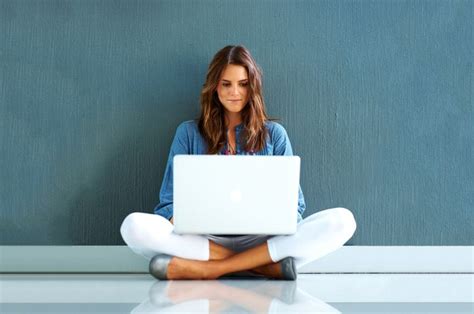 Stop Memangku Atau Meletakan Laptop Di Paha Rentan Kena Kanker Kulit Cewekbanget