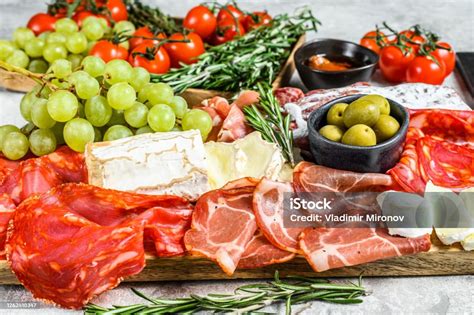 안티 파소 세트 플래터 소시지 얇게 썬 햄 프로슈토 베이컨 올리브를 곁들인 차가운 훈제 고기 접시 전채 다양성 회색 배경 위쪽 보기 고기에 대한 스톡 사진 및 기타 이미지