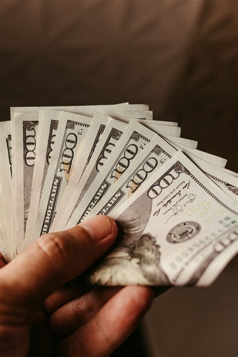 손에 돈을 잔뜩 들고 있는 사람 사진 Unsplash의 무료 돈 이미지