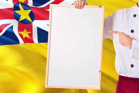 니우에 플래그 배경에 빈 화이트 보드 메뉴를 들고 요리사 텍스트에 대 한 균일 한 포인팅 공간을 착용 요리 고급 요리에 대한 스톡 사진 및 기타 이미지 Istock