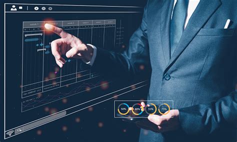 데이터 관리 및 데이터 분석 그래프의 개념에서 스마트폰에서 작업하는 사업가 차트 데이터를 보고 키보드로 입력하는 남자 인터넷 네트워크 데이터 변형 기술 개념에 대한 스톡