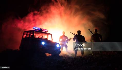 폭동 진압 경찰 준비 신호를 주고입니다 정부 전력 개념입니다 행동에 경찰입니다 라이트와 어두운 배경에 연기 푸른 빨간 번쩍이는 사이렌 소리 독재 파워 거리에 대한 스톡 사진