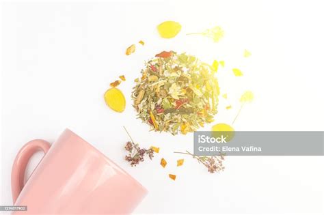 흰색 배경에 분홍색 컵에서 흩어져 드라이 티의 플랫 평지 구성 텍스트 공간을 복사합니다 다도용 유기농 허브 녹아시아 차 0명에 대한 스톡 사진 및 기타 이미지 Istock