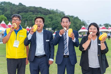 제18회 여주 금사 참외축제의 화려한 개막을 축하드리며 멋지고 맛있는 참외축제를 준비해 주신 금사면 참외축제위원회 김근형 위원장님을 비 시민에게 희망주고 사랑받는