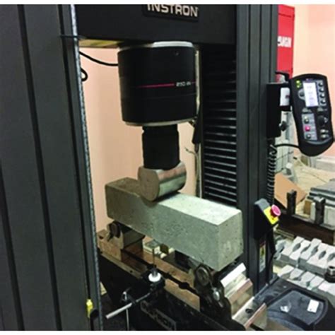 Test Apparatus And Specimens Exposed To Three Point Bending Loading