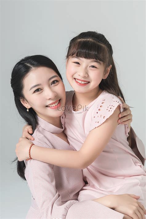 친밀한 젊은 엄마와 딸 사진 무료 다운로드 Lovepik