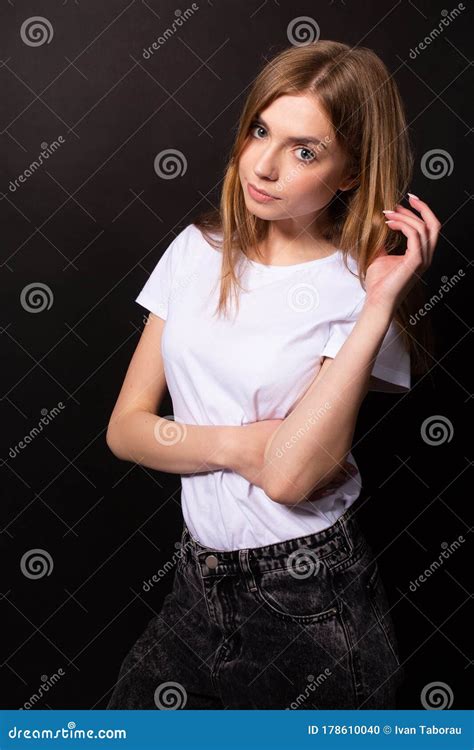 La Belle Jeune Fille Pose Pour Le Photoshoot Dans Le Studio Professionnel Portrait Humain Photo