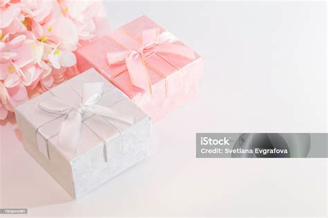 분홍색과 은색 선물 상자와 흰색 배경에 파스텔 색상의 나비와 꽃이 복사 공간을 가진 인사말 카드의 축제 배경 0명에 대한 스톡 사진 및 기타 이미지 Istock