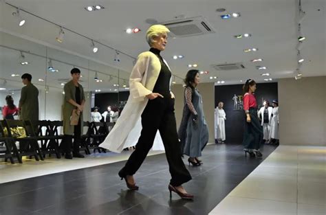 တောင်ကိုရီးယား Miss Universe Korea ပြိုင်ပွဲမှာ ဆန်ကာတင်စာရင်းဝင်နေတဲ့ အသက် ၈ဝ အရွယ် အဘွား