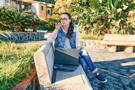 야외에서 일하는 노트북 컴퓨터와 안경을 쓰고 해변에서 벤치에 앉아 전화통화를 하는 스포티한 여성 현대 라이프 스타일 연결 블로깅 비즈니스 프리랜서 개념 40 44세에 대한