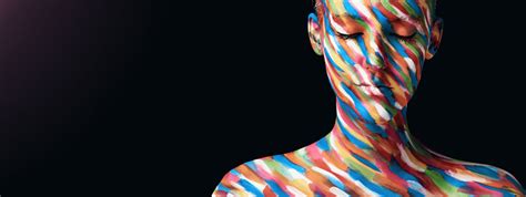 검은 배경 색상 및 스튜디오에서 페인트를 칠한 소녀 차분한 얼굴의 미학과 창의성 모형 여성 모델 얼굴 무지개를 영감으로 삼아 캐릭터의 예술적 표현과 코스프레 20 24세에