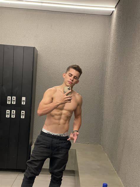 TW Pornstars Julio Twitter Vou soltar vídeo no Only hoje metendo com força na branquinha 5