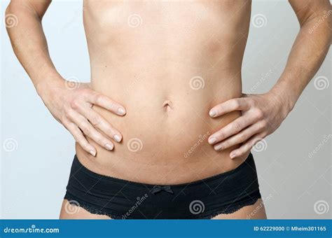 Pancia Piana Di Una Donna Snella Di Mezza Età Nuda Fotografia Stock Immagine di esercitazione