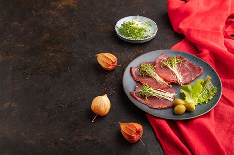 검은 색에 실란트로 마이크로 그린을 곁들인 훈제 소금에 절인 고기 조각 측면보기 복사 공간 0명에 대한 스톡 사진 및 기타