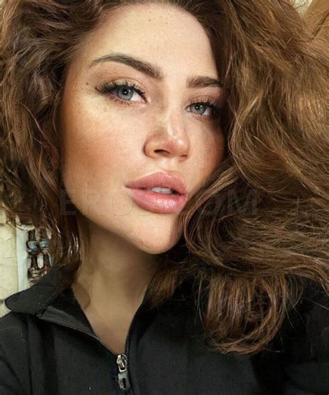 Evelyn Model 4023021585 Located In New York New York City