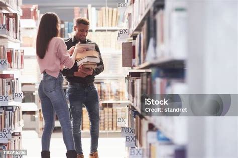전체 높이 사진입니다 도서관에서 함께 정보를 검색하는 다인종 학생 2명에 대한 스톡 사진 및 기타 이미지 2명 갈색 머리 검은색 Istock