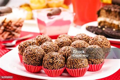 Brigadeiro라고 불리는 브라질 초콜릿 봉봉은 응축 우유 초콜릿 파우더 및 스프링클로 만들어졌으며 생일 파티에서 케이크와 함께 제공됩니다 가정 주방에 대한 스톡 사진