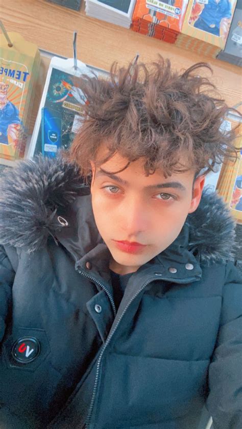 ع عيونك ابات 😔🫶🏻؟