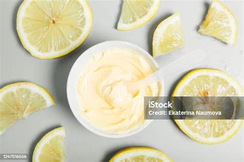 회색 배경에 노란색 크림과 레몬 천연 화장품 과 스파 개념 상단 보기 플랫 레이 0명에 대한 스톡 사진 및 기타 이미지 0명 감귤류 과일 개념 Istock