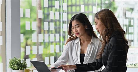 두 명의 아름다운 비즈니스 여성이 함께 새 프로젝트에 대해 논의하고 있습니다 사진 Unsplash의 전달하다 이미지