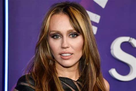 Miley Cyrus Tells Off Celebrity Crowd For Not Singing Along With Her