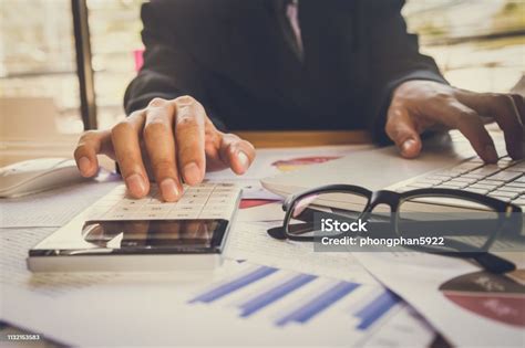 비즈니스 데이터 개념을 계산 하는 계산기에서 작업 하는 사업가 또는 회계사 회계 투자 고문 컨설팅 상황에 대 한 재무 보고 및 사무실에서 마케팅 계획 수립 개념에 대한 스톡
