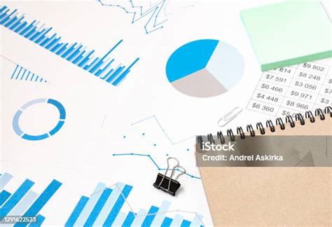 나무 테이블에 Pc 종이 차트 또는 그래프와 노트북과 펜 사무실 책상 작업장 맨 위 보기입니다 릴리스 개념 0명에 대한 스톡