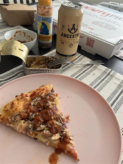 Pineapple Belongs On Pizza Just As Much As Anchovies Rcannedsardines