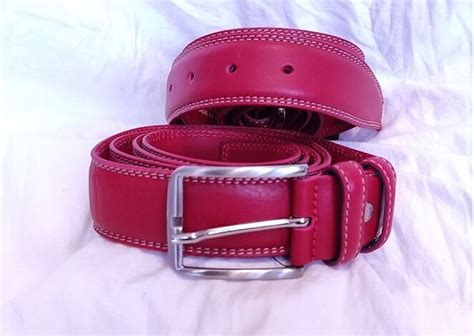 Кожен червен колан