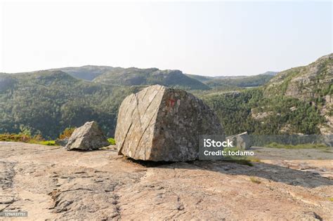 노르웨이 피요르드의 연단 바위 꼭대기로 향하는 길에 있는 바위와 풍경 0명에 대한 스톡 사진 및 기타 이미지 0명 경관 경외감 Istock