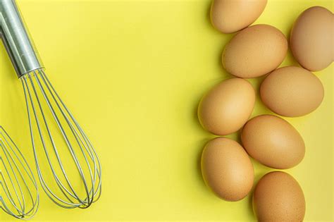 치킨 계란 갈색 계란 노란색 배경에 판지 상자에 깨진 계란 판지 상자 제품 개념의 탑 뷰 천연 계란 0명에 대한 스톡 사진 및 기타 이미지 Istock