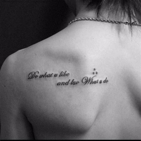 Татуировки надписи на спине для девушек с переводом Тату надпись на спине Тату надписи для