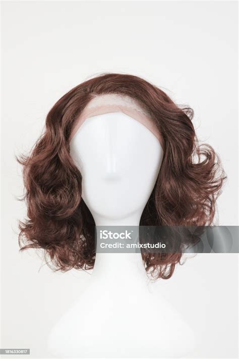 흰색 마네킹 머리에 자연스러워 보이는 어두운 갈색 머리 가발 흰색 배경에 고립된 플라스틱 가발 홀더에 중간 길이의 갈색 머리 정면도 0명에 대한 스톡 사진 및 기타 이미지
