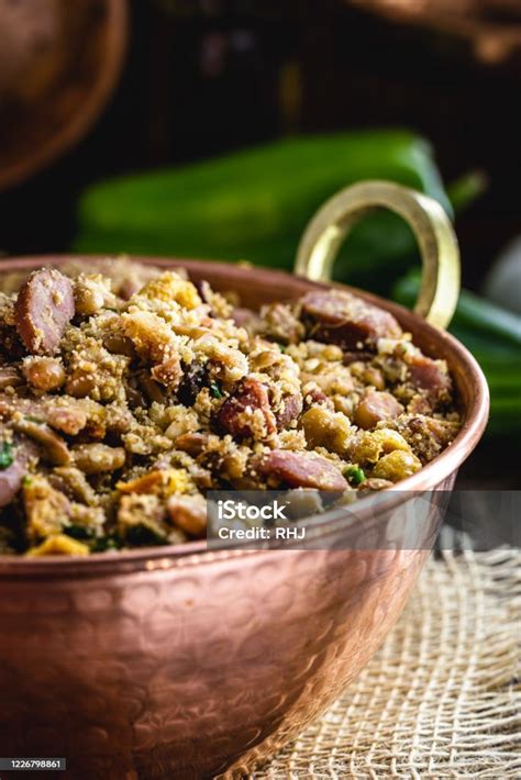 돼지고기와 콩 트로페이로 콩 전형적인 브라질 음식 미나스 제라이스의 상태 소박한 나무 배경에 구리 냄비입니다 0명에 대한 스톡 사진 및 기타 이미지 Istock